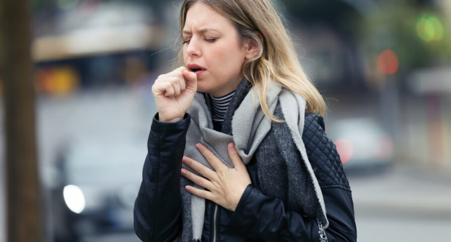 Razones comunes detrás de esa tos persistente - ActiveBeat